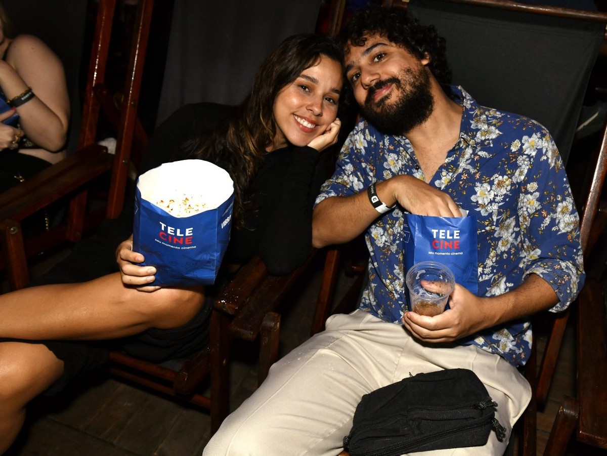 Após cinema, Thati Lopes e George Sauma trocam carinhos em jantar ...