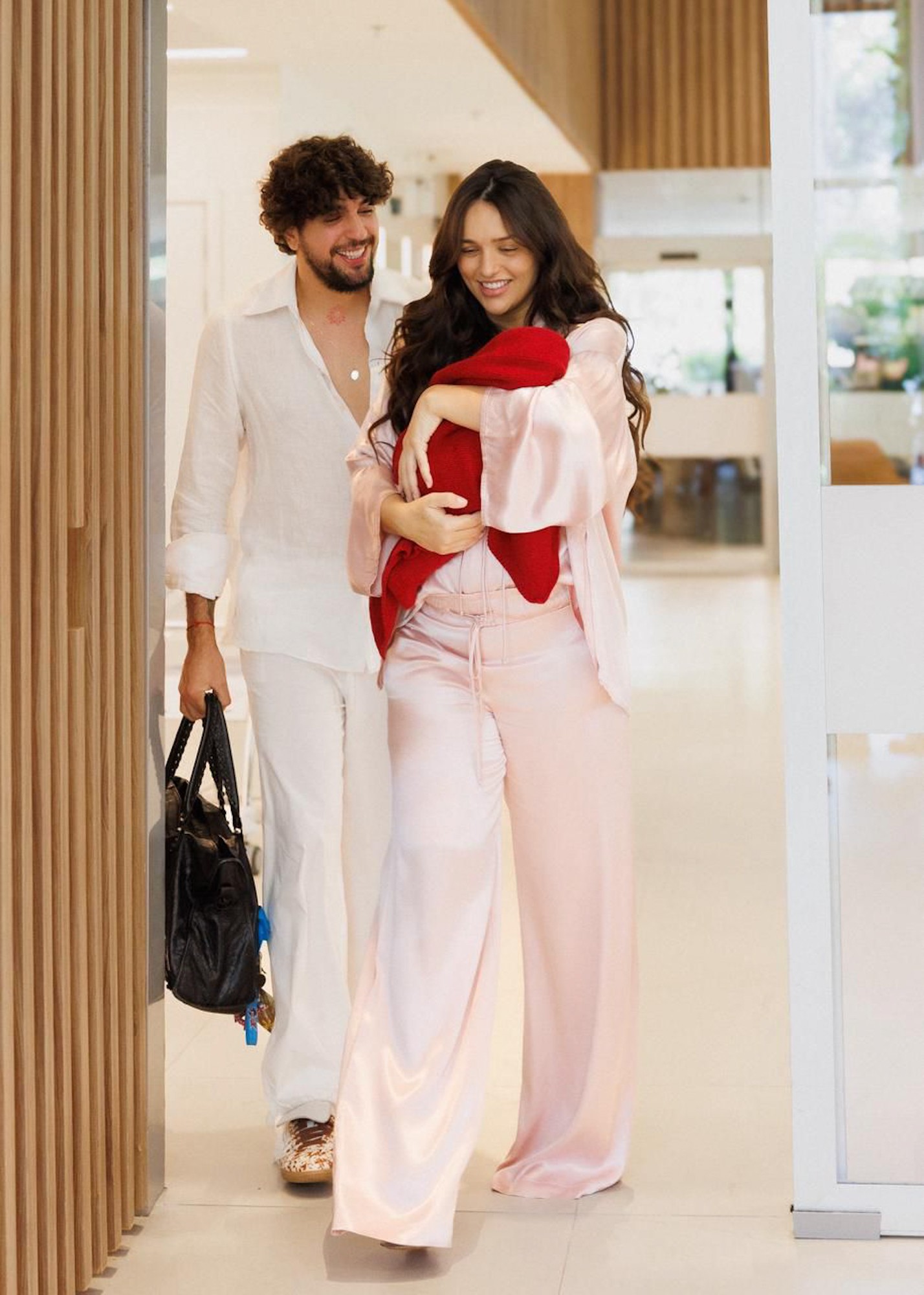 Rafa Kalimann e Nattan deixam maternidade após nascimento de Zuza | Gshow