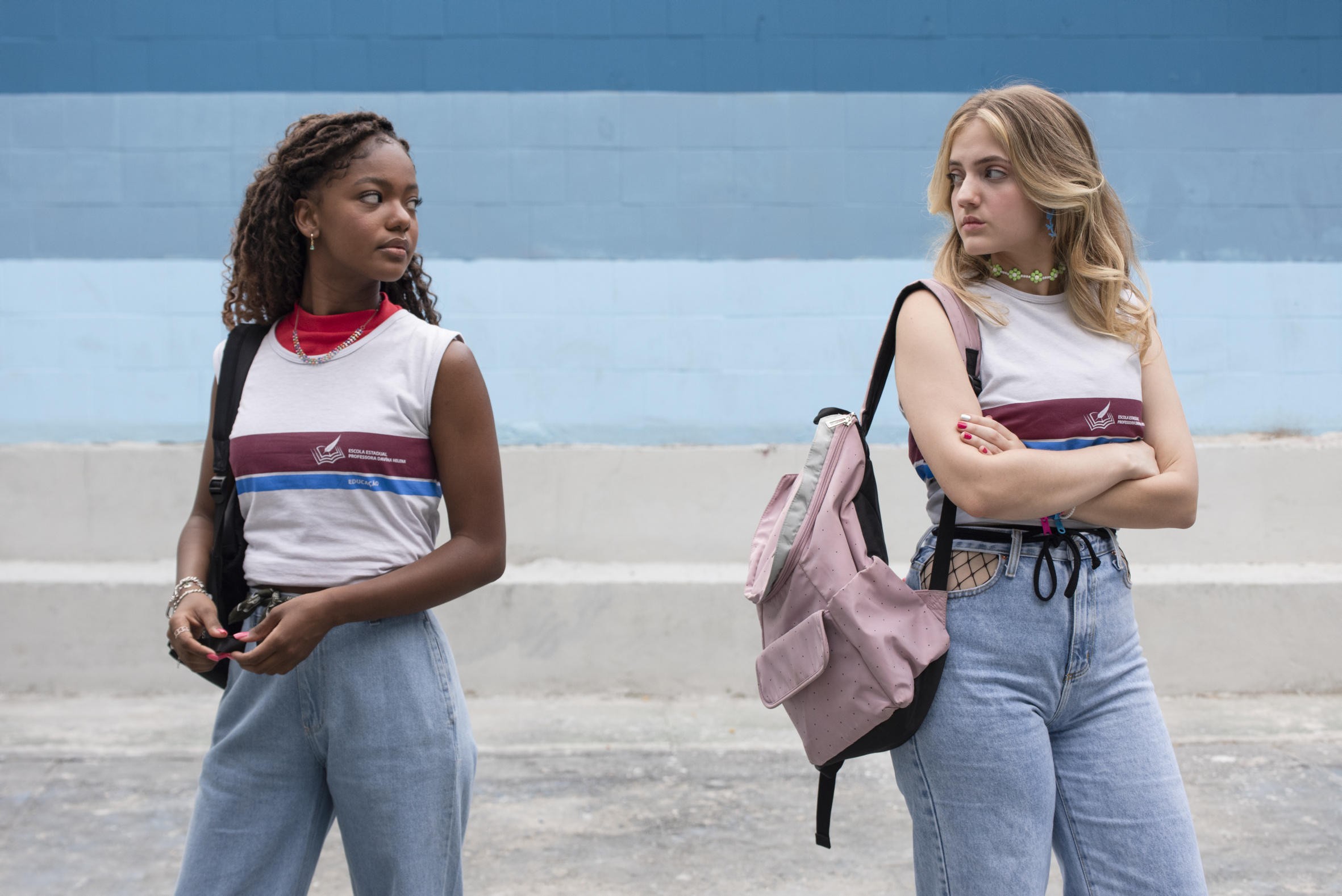 João Guilherme e Nicolas Prattes posam juntos em cenário de Vicky e a ...