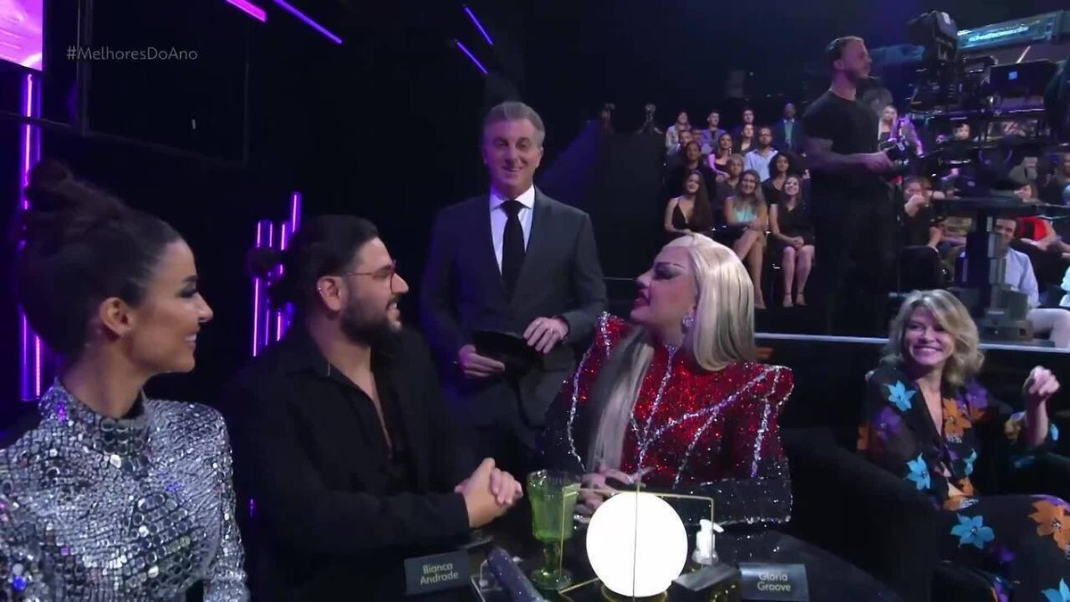 Gloria Groove apresenta o marido a Luciano Huck e brinca: 'O Brasil ...