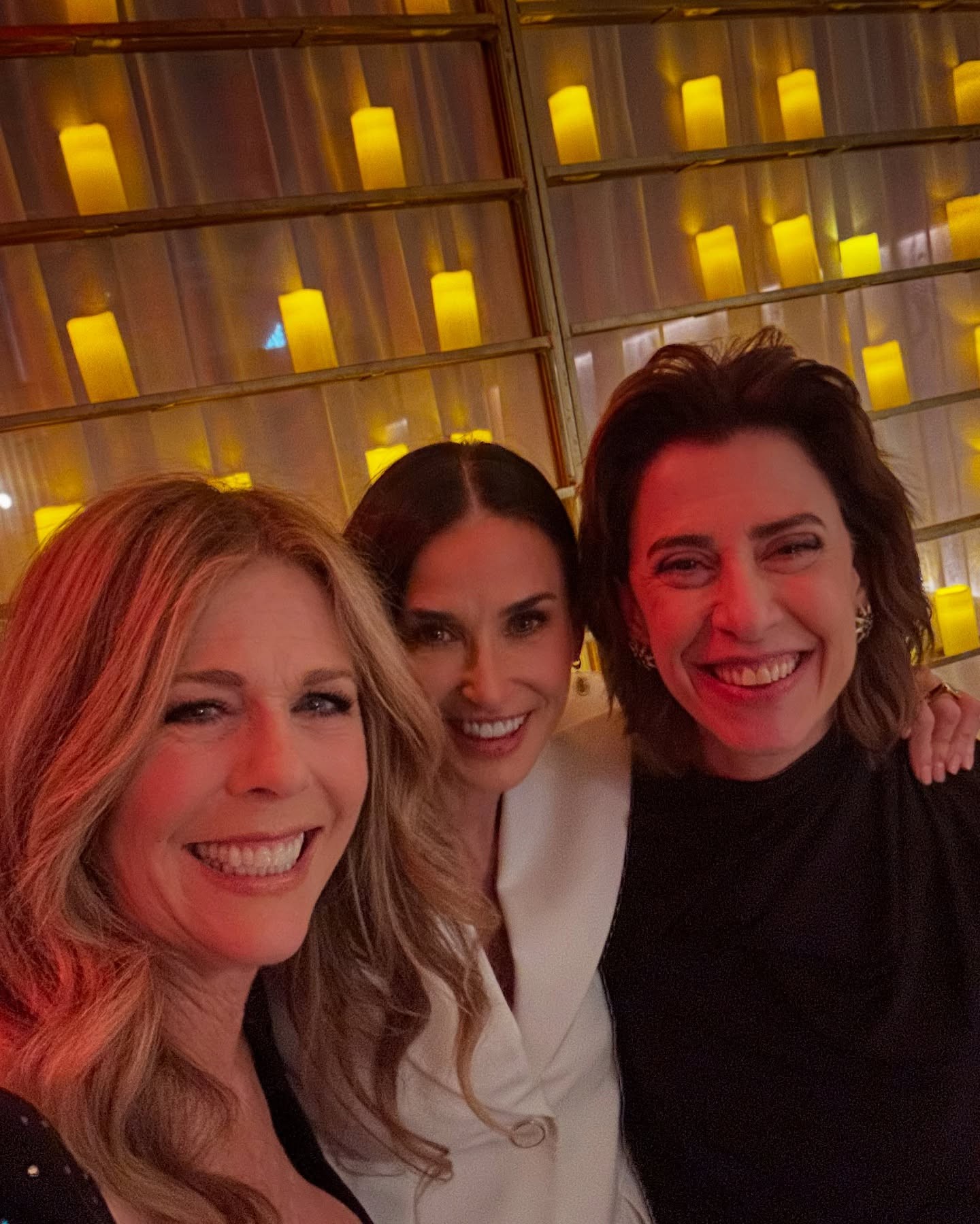 Fernanda Torres posa com Demi Moore e Rita Wilson | Gshow
