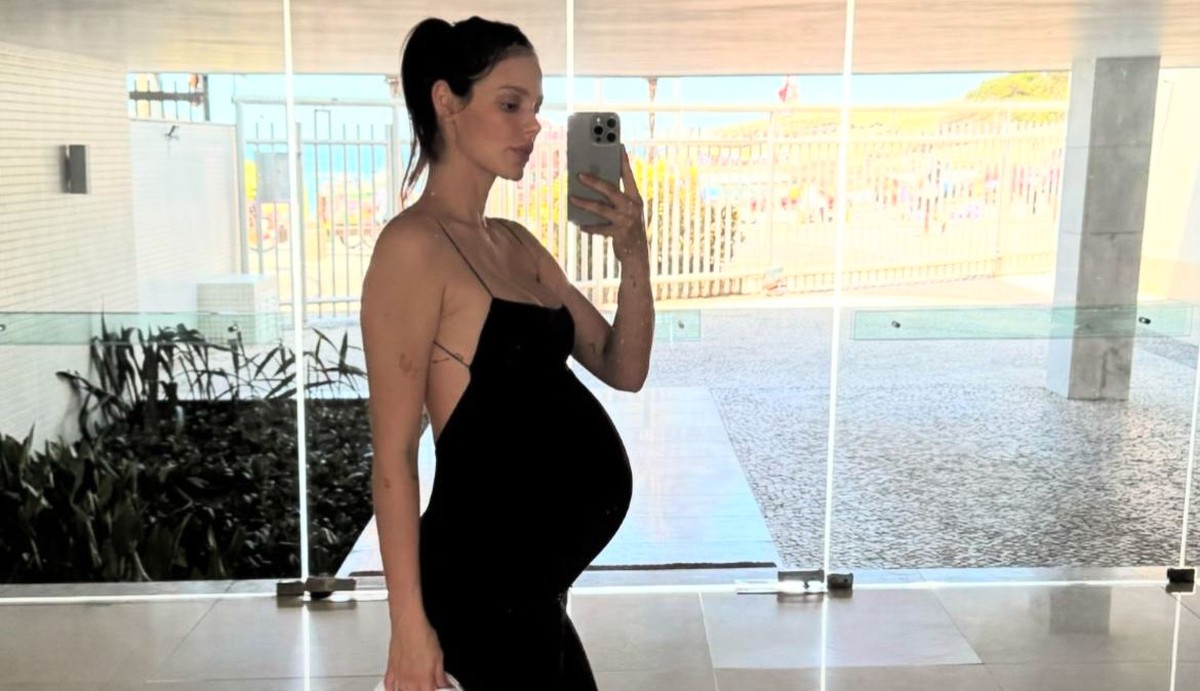 Grávida do terceiro filho, Laura Neiva mostra barriga de 35 semanas ...