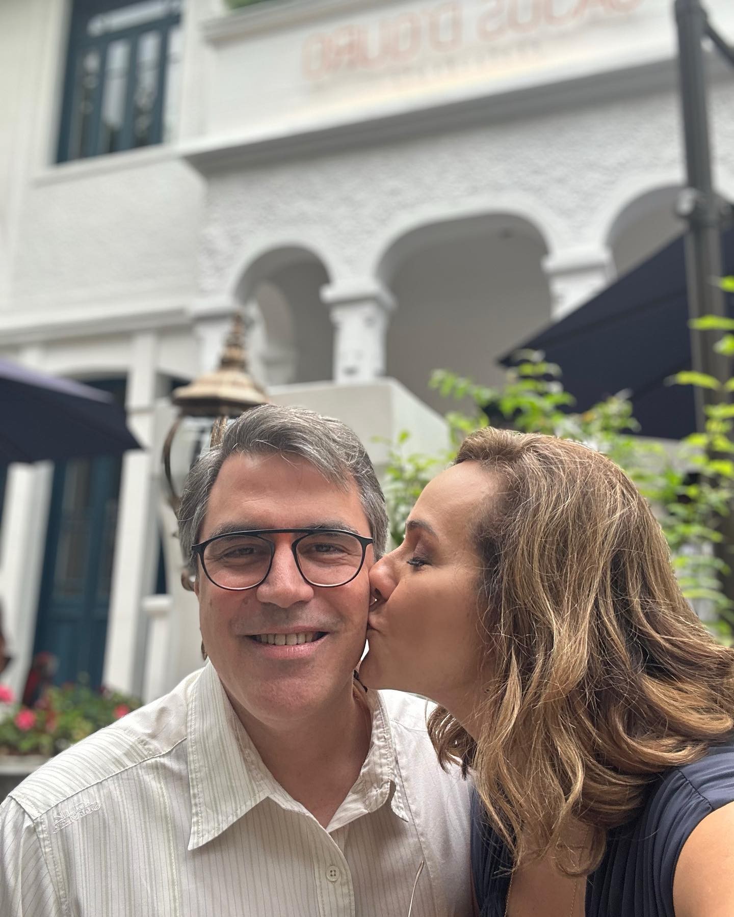 Maria Beltrão posta clique raro ao lado do marido