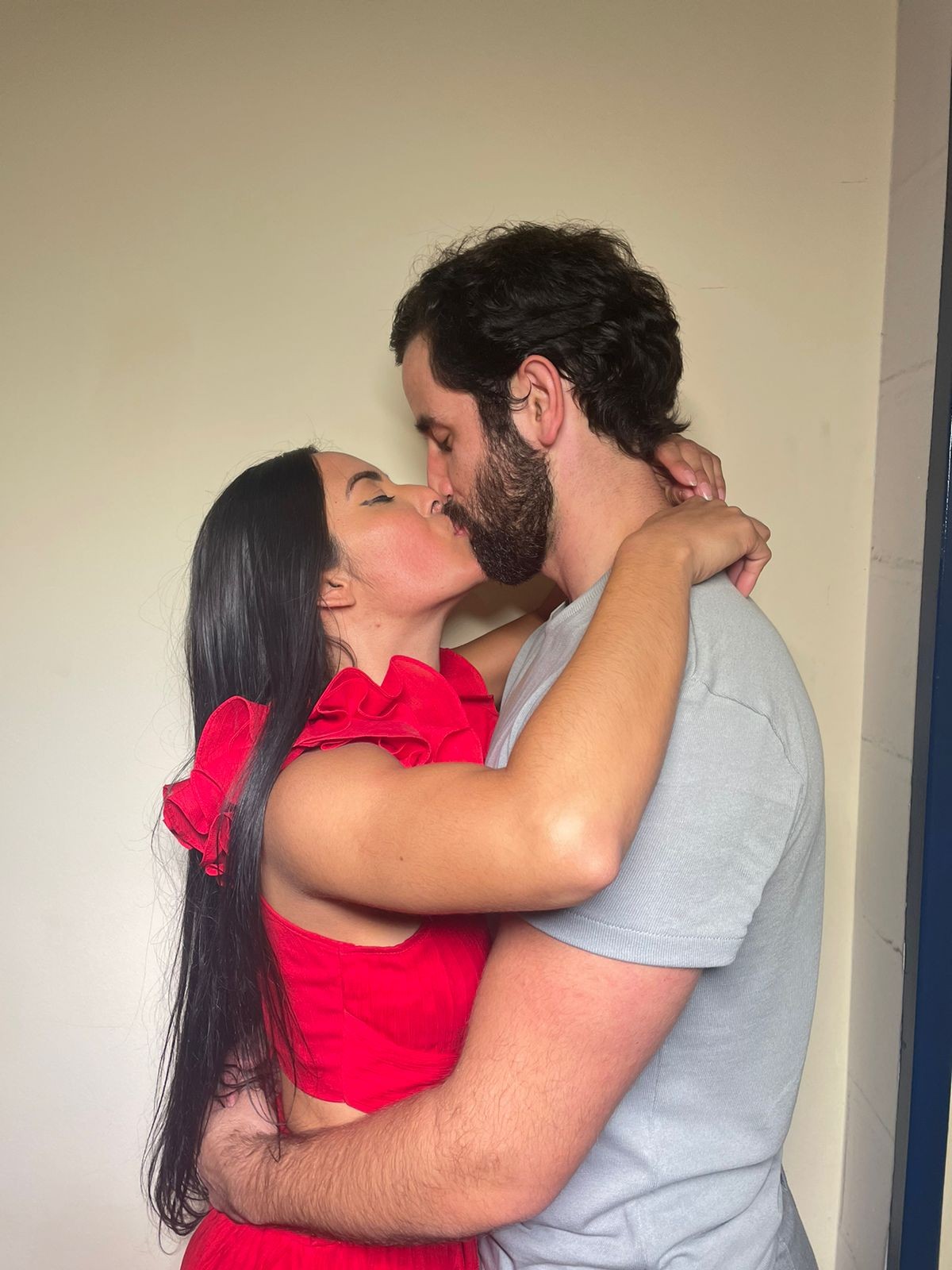 Isabelle E Matteus Se Beijam Ao Vivo E Comentam Momento No Edredom