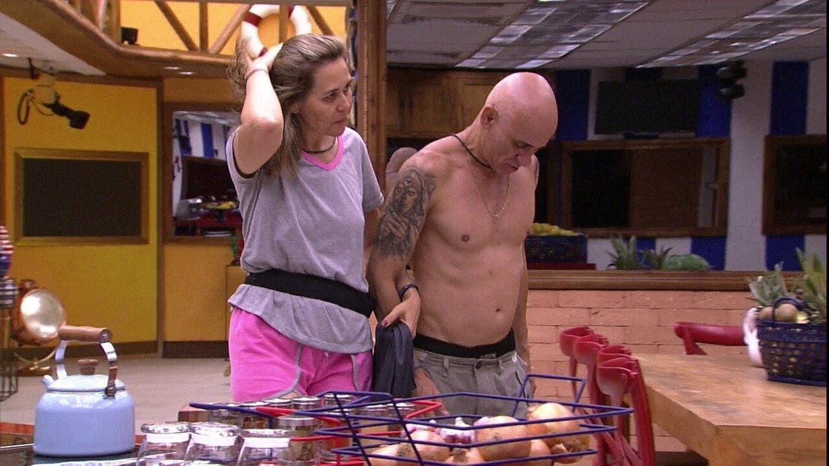 Eva leva Ayrton para tomar banho no Lar da família Lima | agora na casa ...