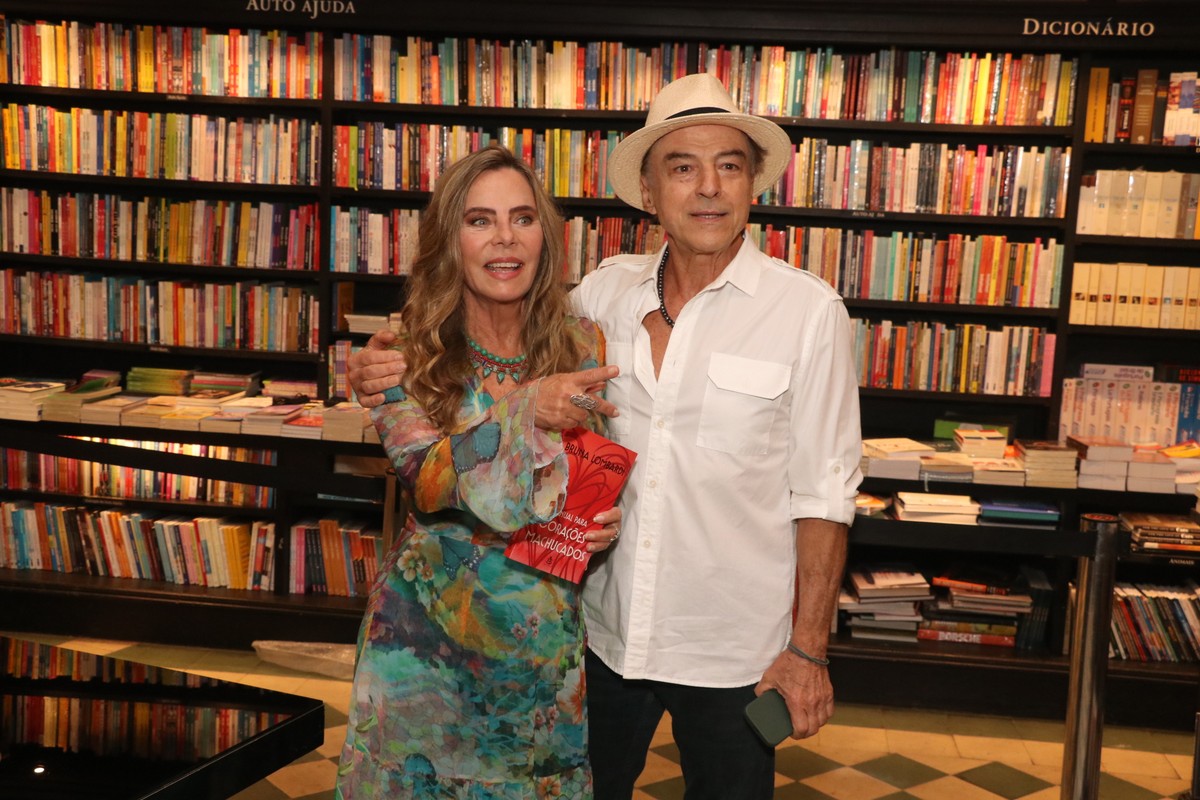 Ao lado do marido Carlos Alberto Riccelli, Bruna Lombardi lança livro ...