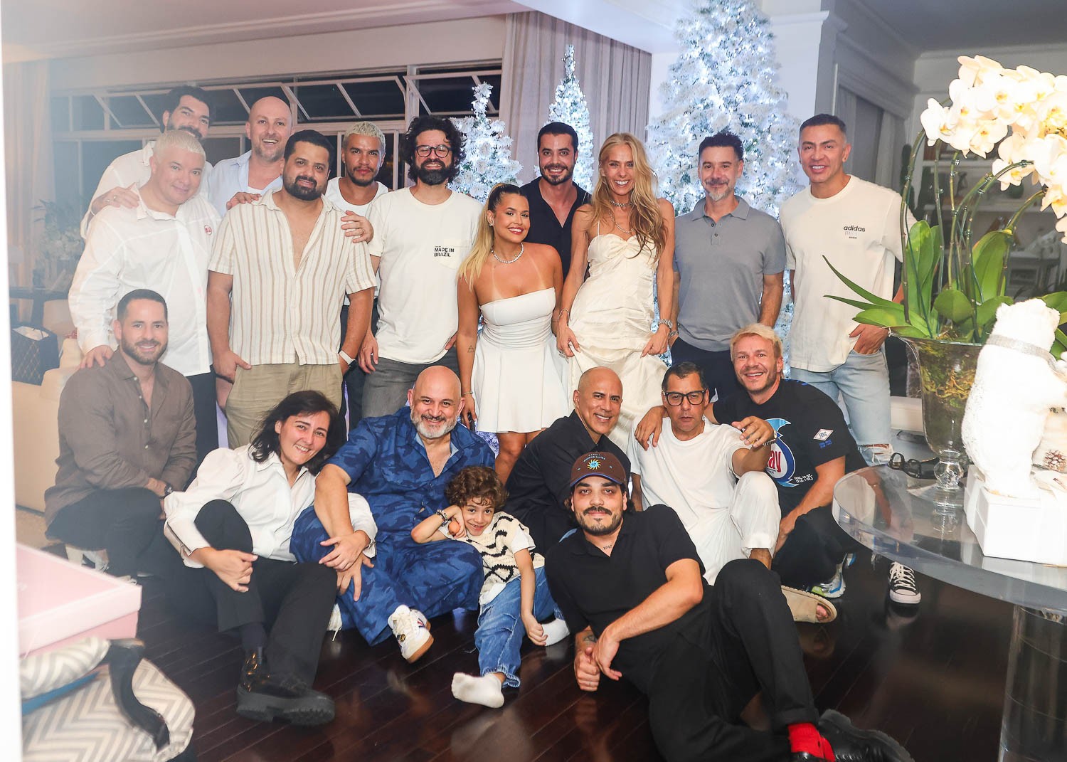 Adriane Galisteu realiza amigo oculto com família e equipe em seu apartamento | Gshow