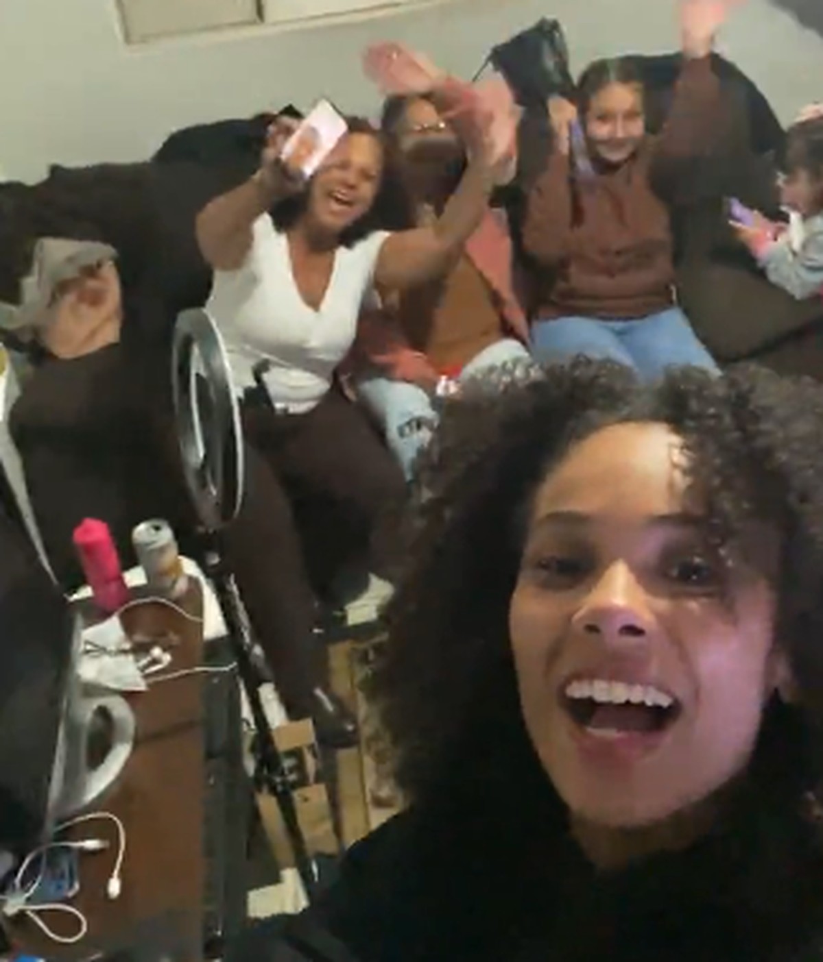 Desirée, nova integrante do Now United, comemora conquista com a ...