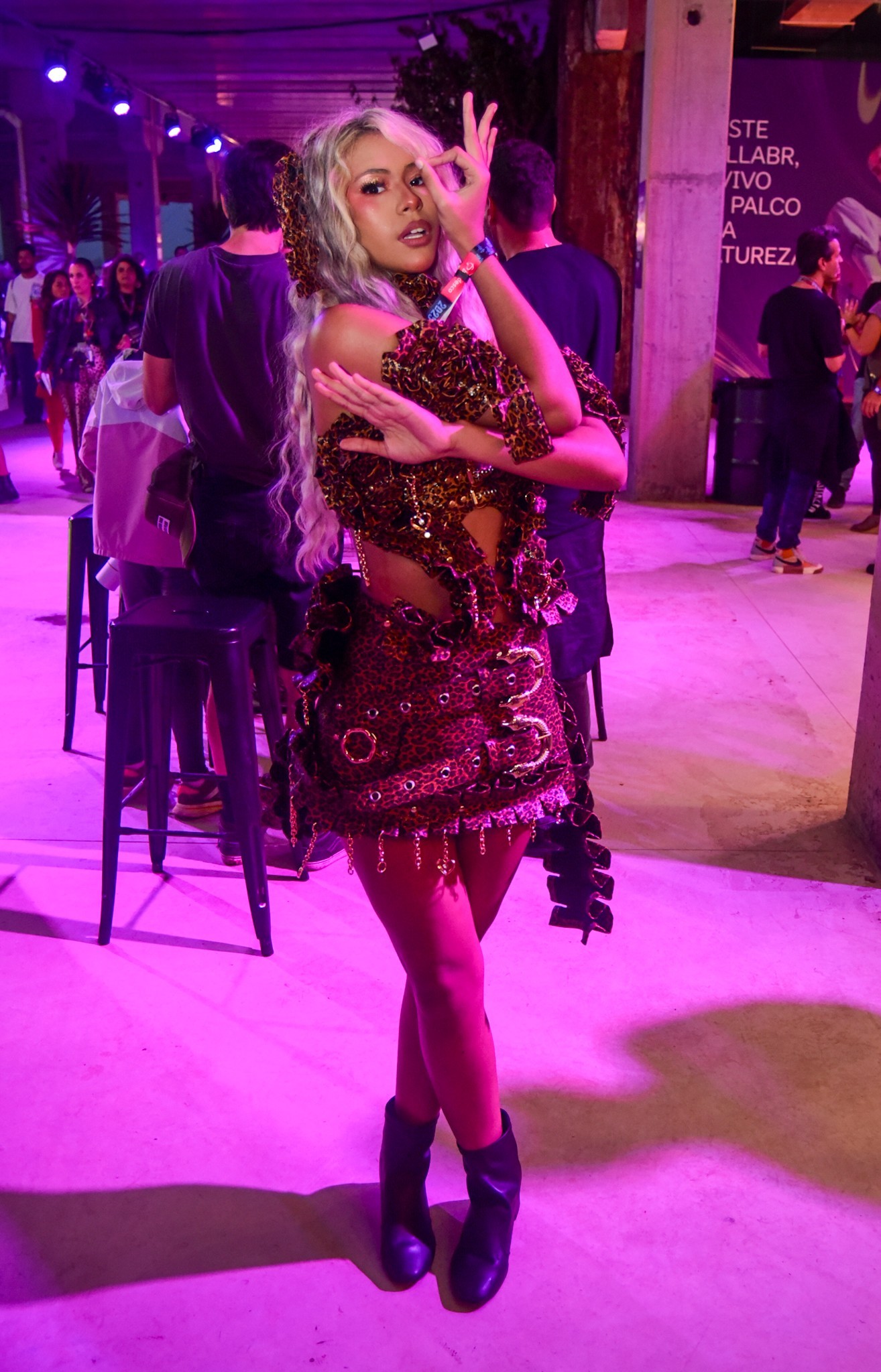No Lollapalooza, Wenny chega com a mãe e faz poses diferentonas ao ...