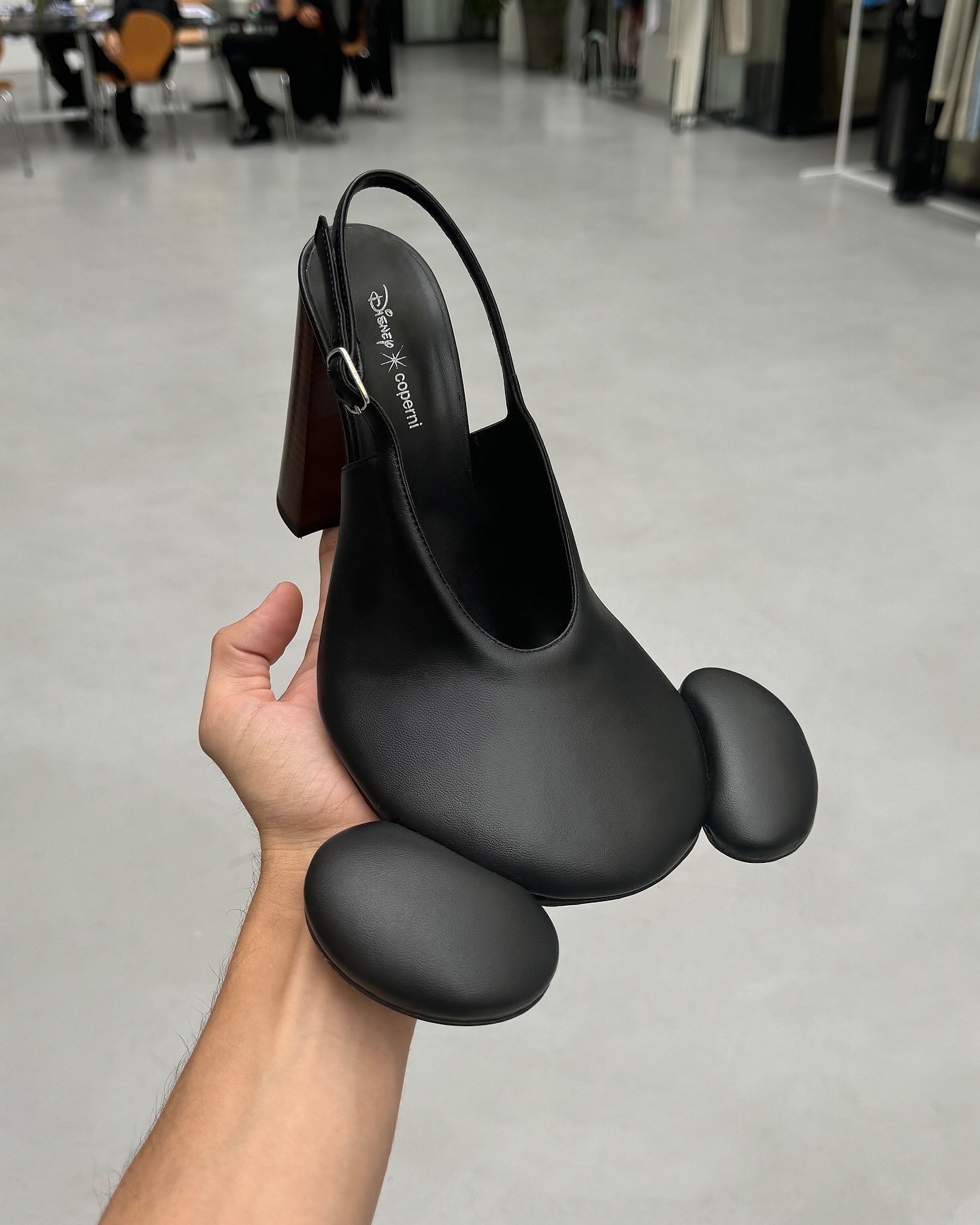 Coperni se torna a primeira grife a apresentar um desfile de moda na ...