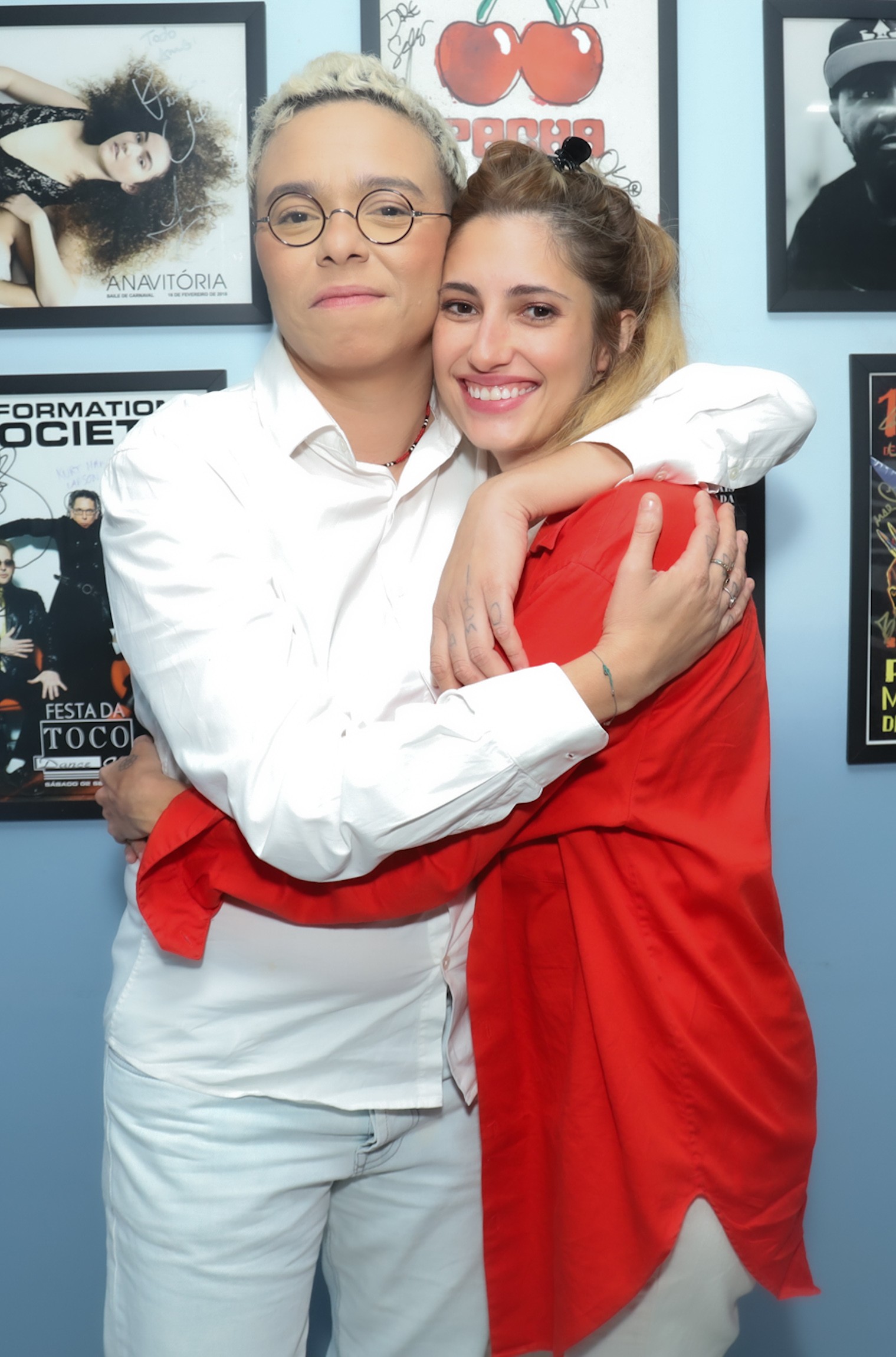 Maria Gadú recebe beijos e apoio da namorada nos bastidores de show em ...