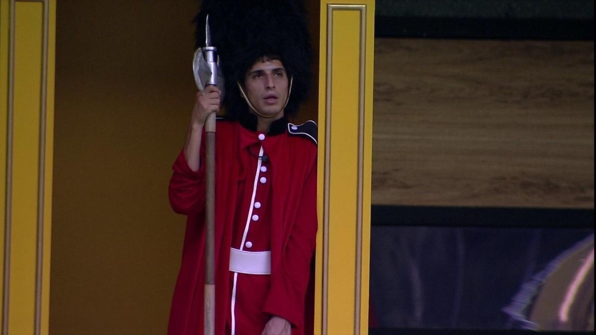 Felipe canta com Gabi enquanto cumpre Castigo do Monstro Guarda do ...