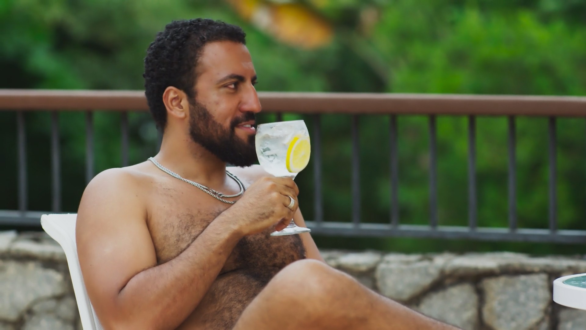 Vale Tudo: Gilda vê Olavo com César e começa a ligar os pontos | Gshow