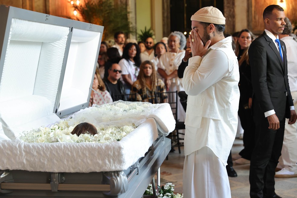 Gilberto Gil e Sandra Gadelha são recebidos aos gritos de ‘Força’ no ...