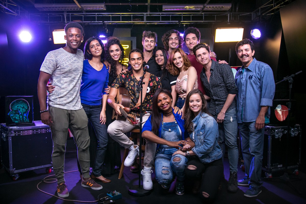 Elenco de 'Rock Story' surpreende fãs com pocket show exclusivo | Gshow