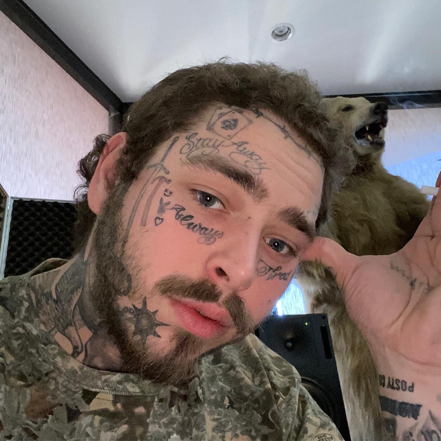 Post Malone confirma nascimento da primeira filha e noivado em podcast ...
