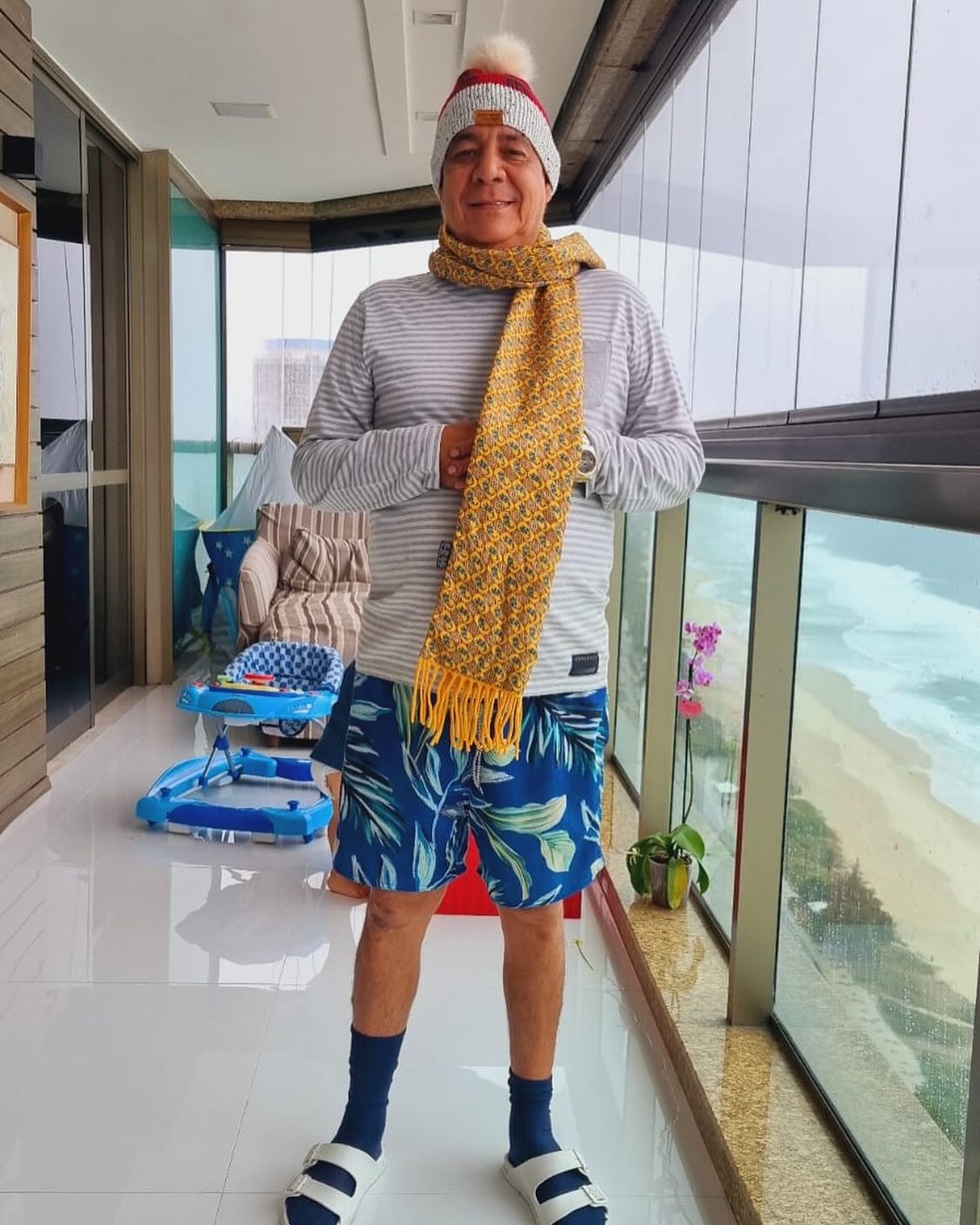 Zeca Pagodinho atualiza novo look de inverno e volta a virar meme na web