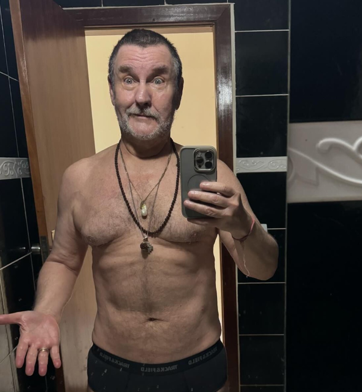 Antonio Calloni abre álbum de viagem e brinca sobre foto sem camisa ...