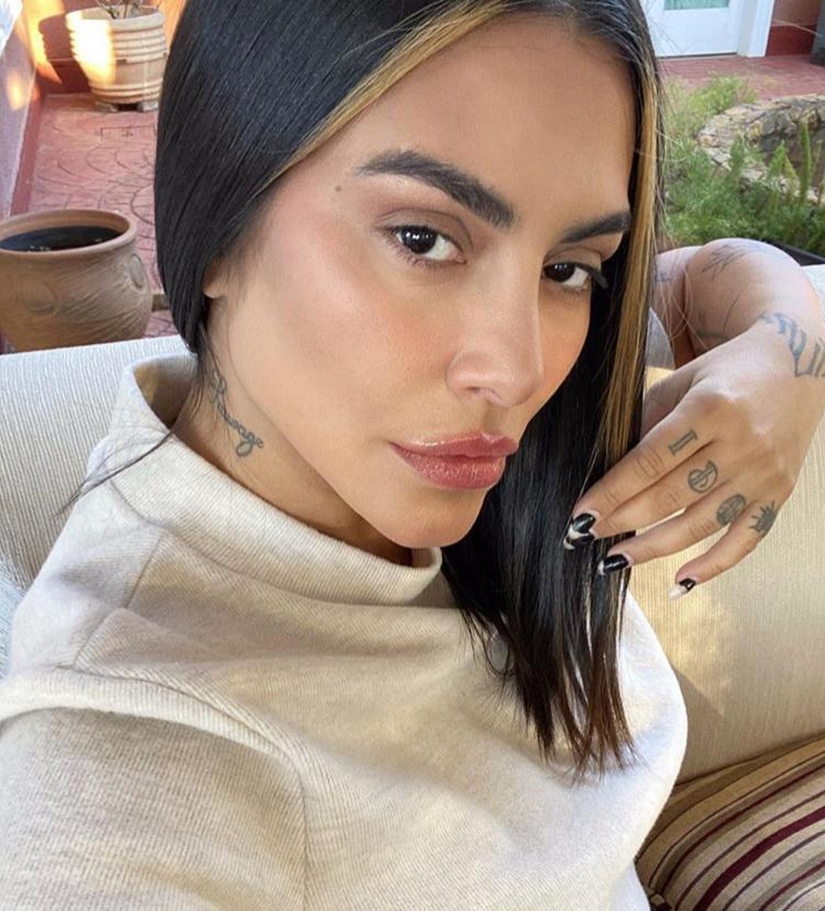 Cleo surge sensual e brinca com seguidores: 'Vamos tc?' | Famosos | gshow