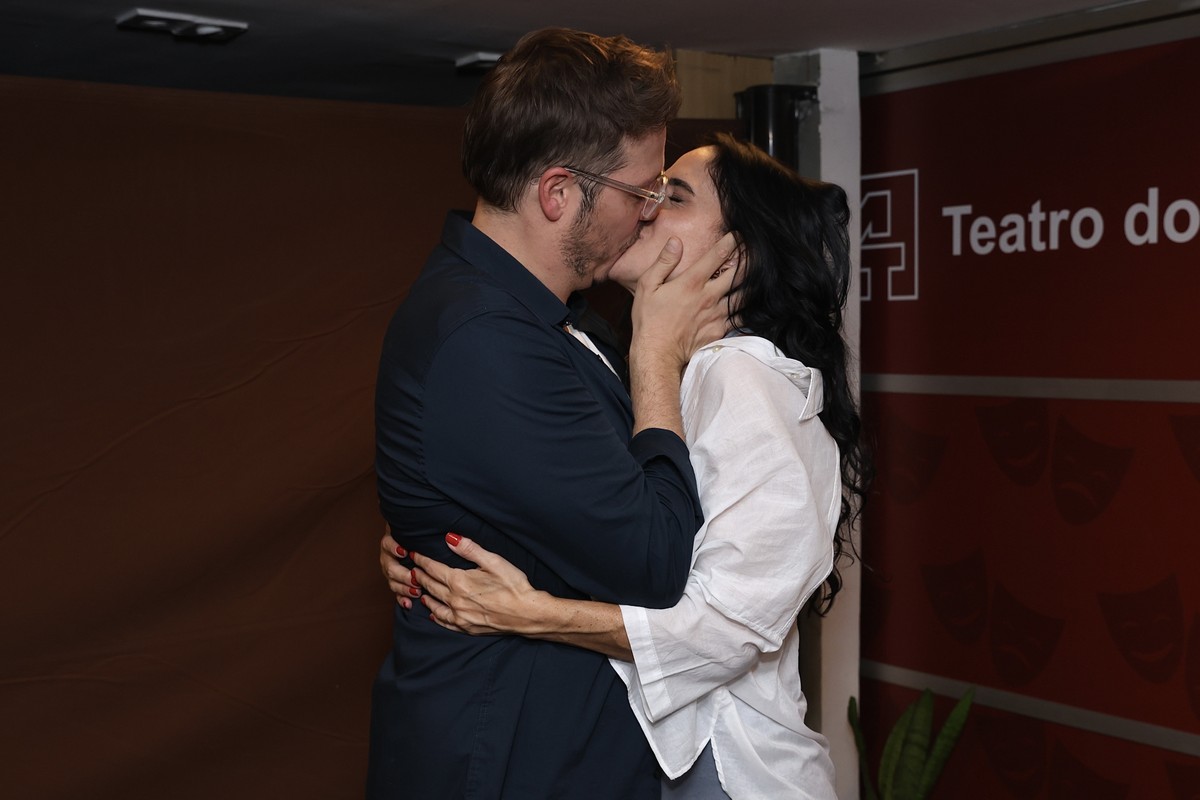 Fábio Porchat Beija A Namorada Priscila Castello Branco Após Estreia De