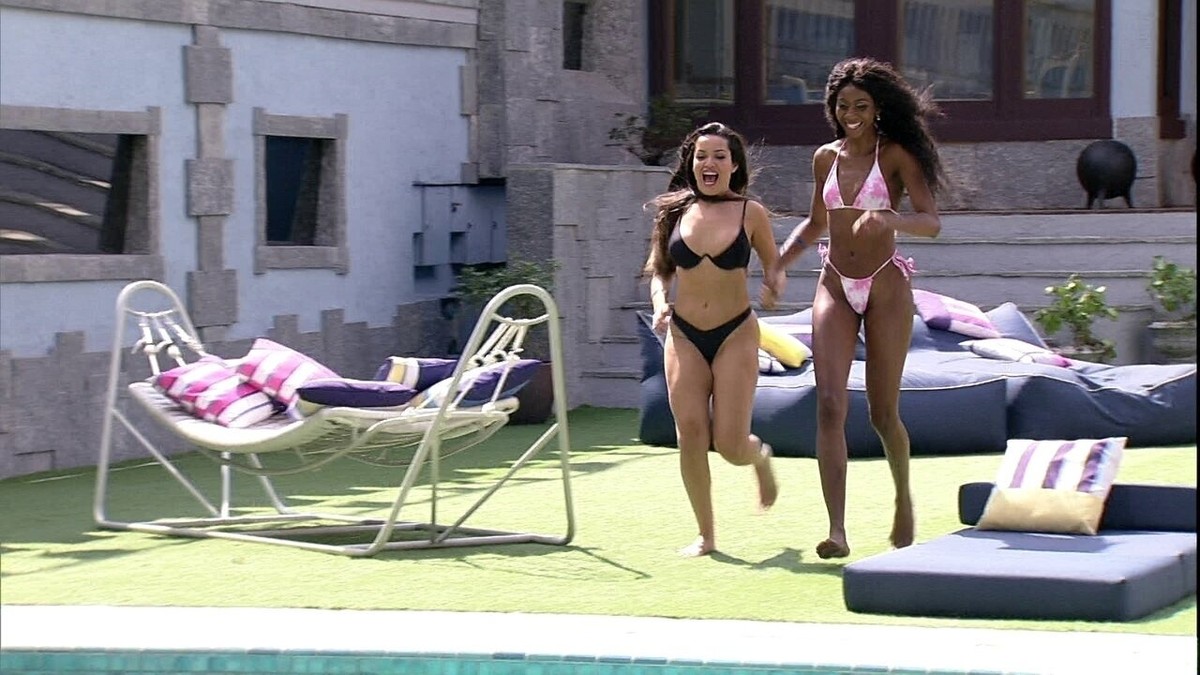 Juliette E Camilla De Lucas Pulam Na Piscina Do Bbb21 De Mãos Dadas