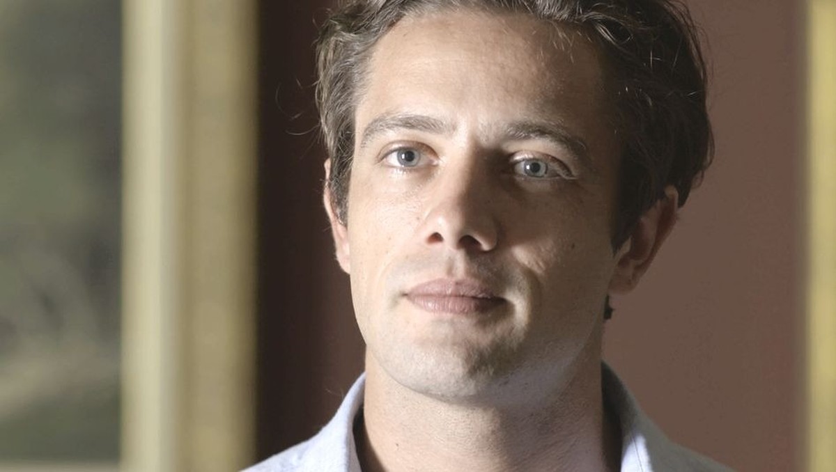 Daniel fica intrigado com obra e se pergunta quem é o autor misterioso ...