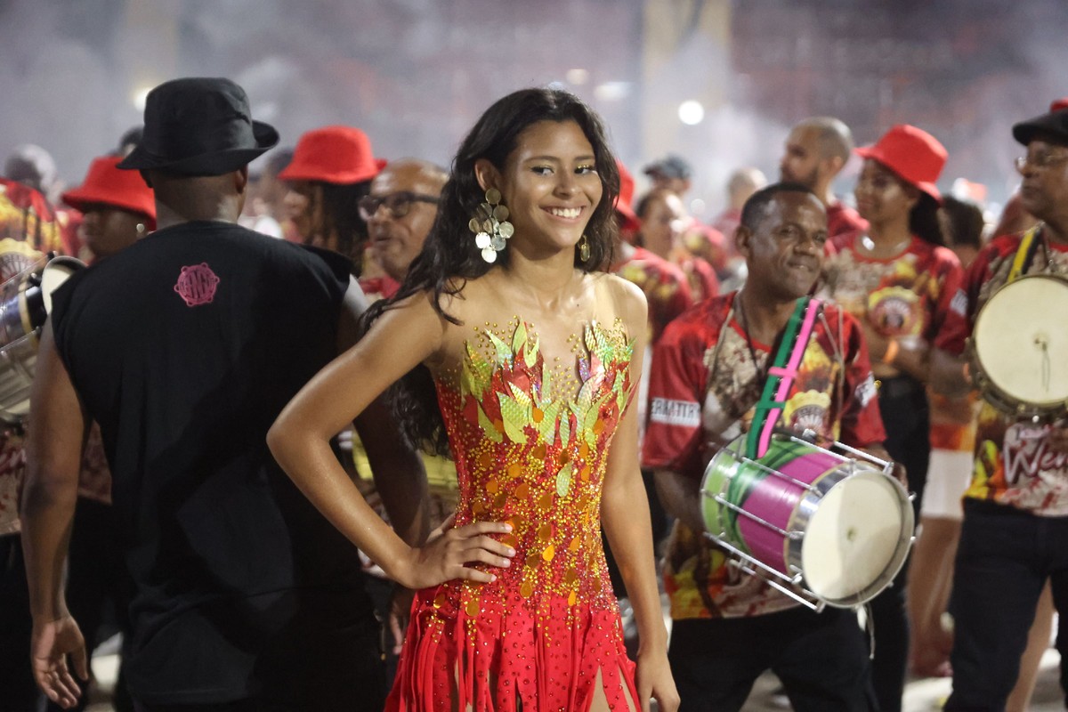 Aos 13 anos, irmã de Lexa brilha como rainha de bateria em desfile de ...