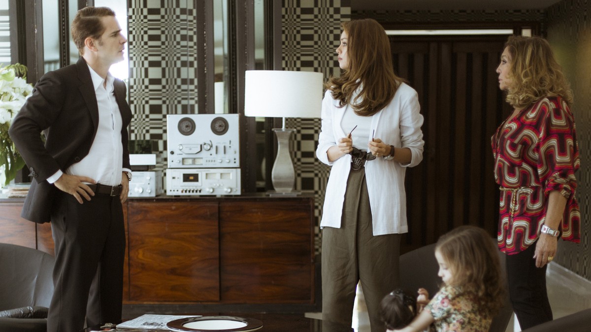 Alice se preocupa ao receber notícia do pai | vem por aí | gshow