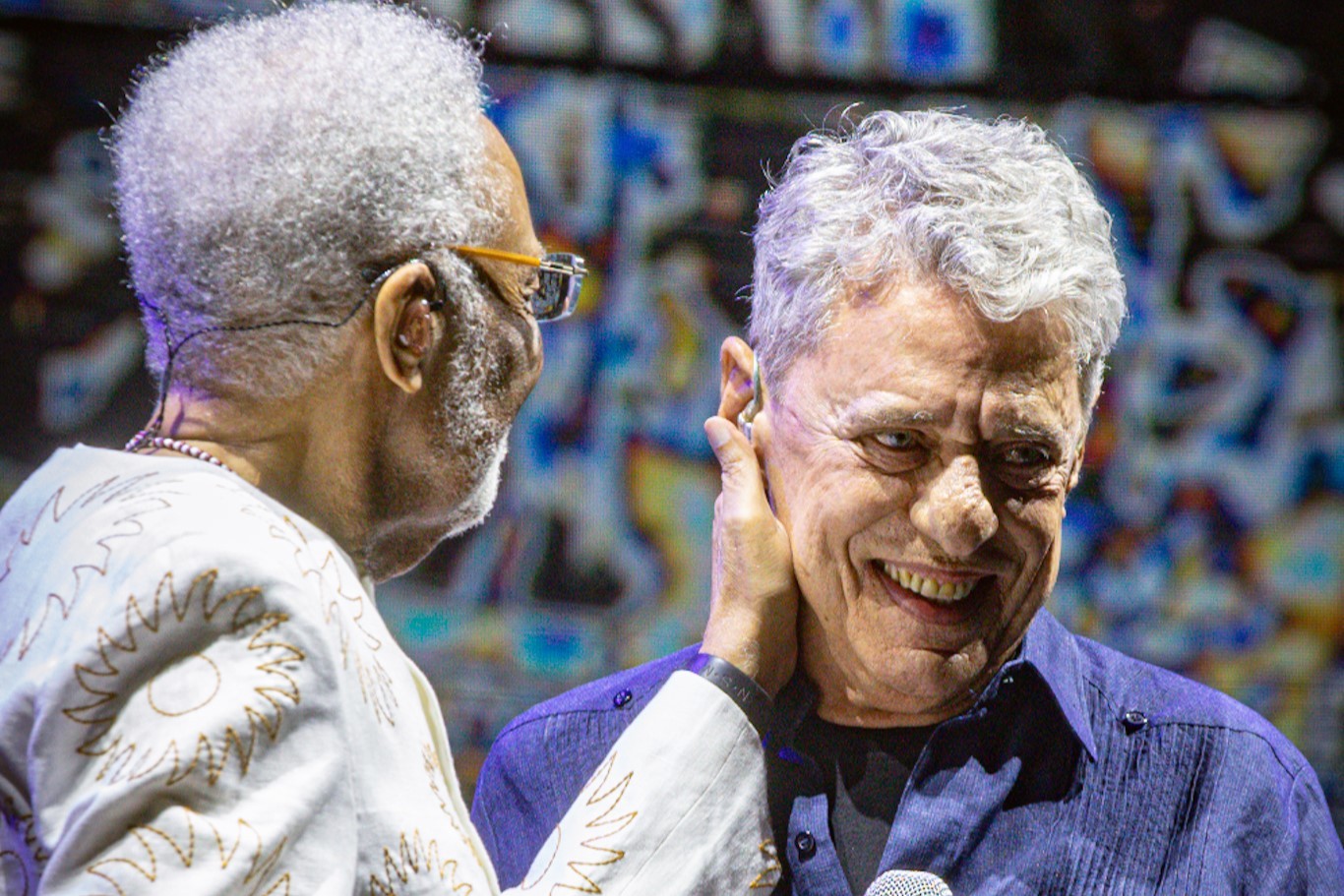 'Cálice', de Gilberto Gil e Chico Buarque, ficou marcada como hino de ...