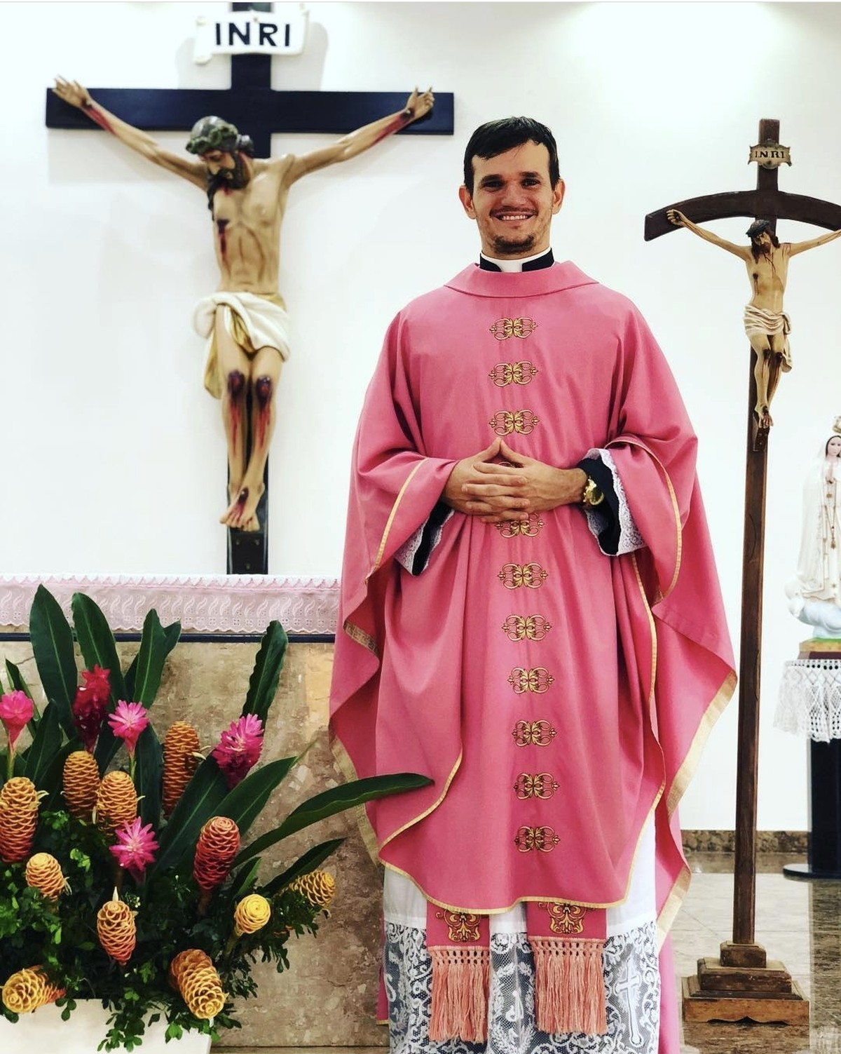 No Dia do Padre, sacerdote Patrick Fernandes, sucesso na web, diz que ...