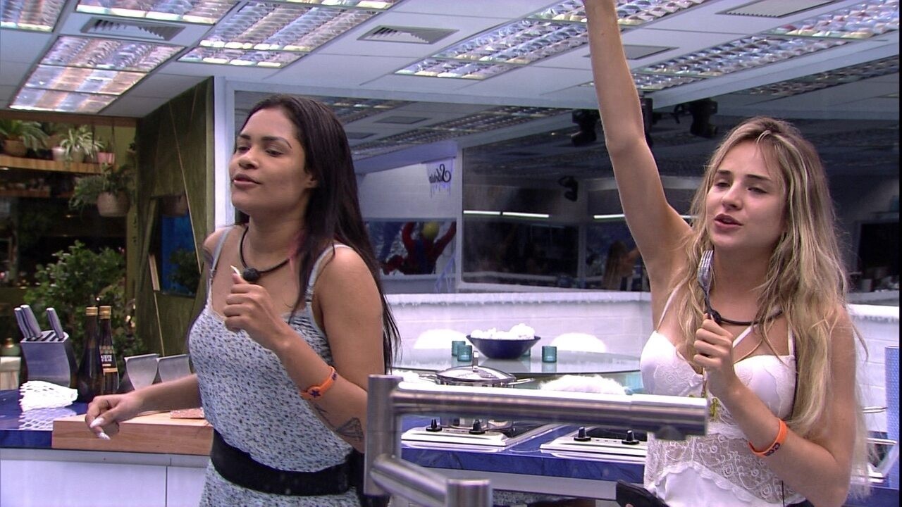 Gabi canta sertanejo e afirma: 'Agora todas essas músicas fazem sentido ...