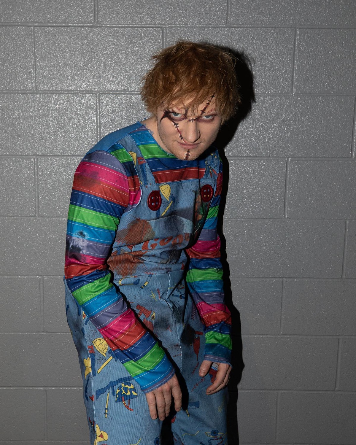 Ed Sheeran incorpora Chucky, o brinquedo assassino, em fantasia de ...