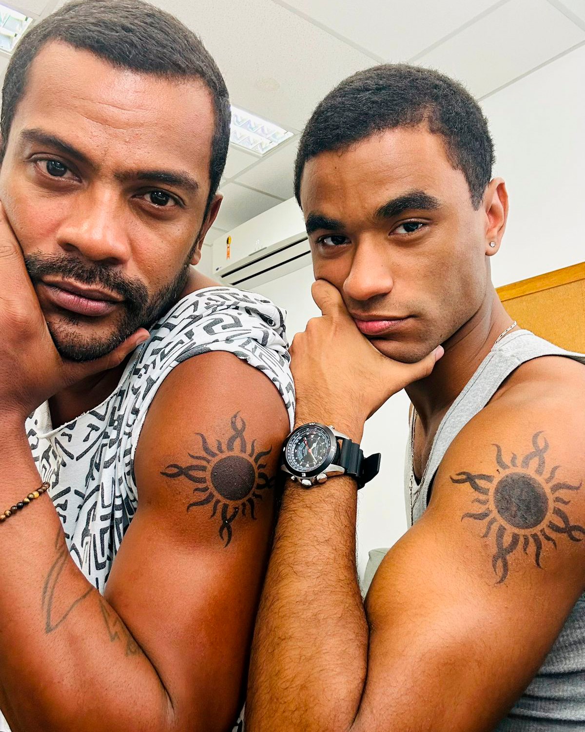 Ben e Sol escondem tatuagens do passado em Vai na Fé; veja truque de Samuel de Assis e Sheron ...