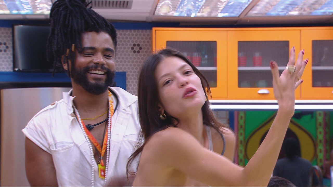 Vitória Strada encena beijo e brinca após troca de carícias entre Aline e Diogo Almeida | dentro ...