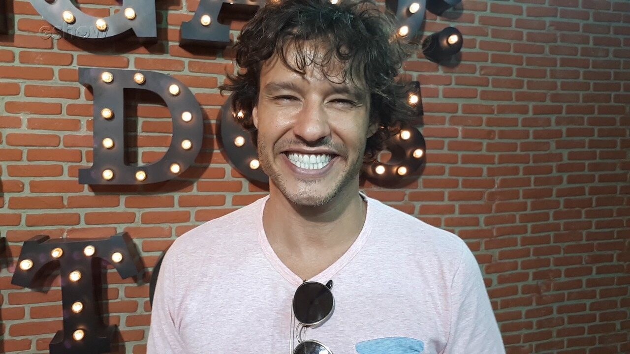 Nando Rodrigues ganha surpresa e revela o que deseja de presente | Gshow