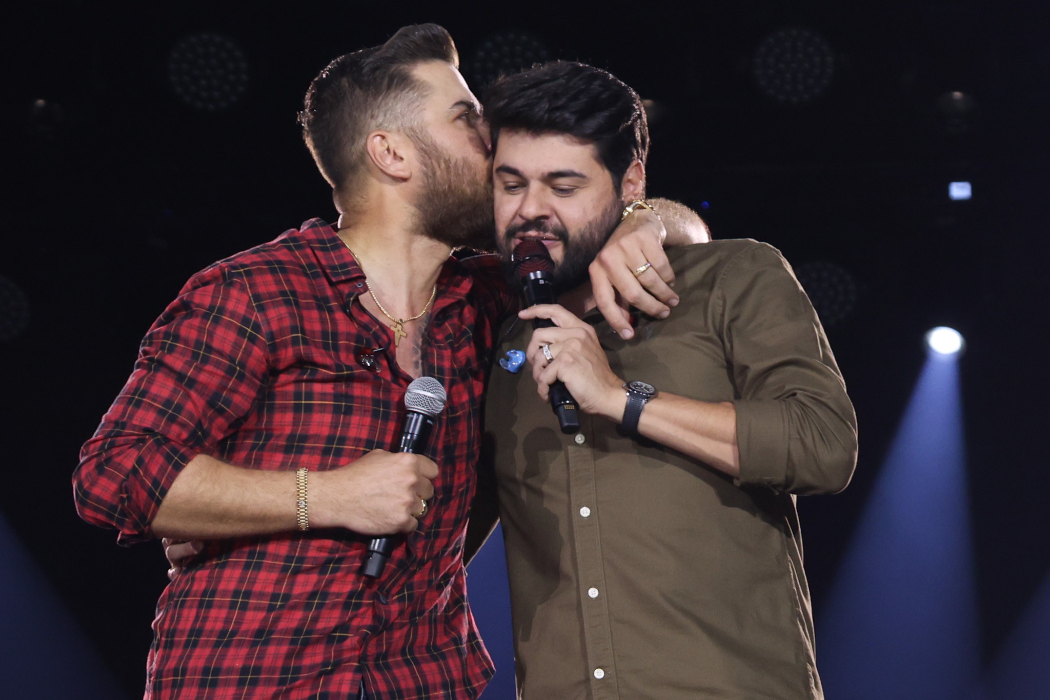 Após afastamento por depressão, Zé Neto chora ao voltar a cantar em ...