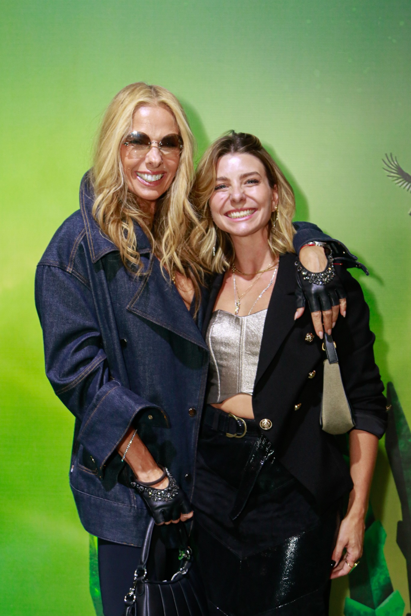 Adriane Galisteu encontra Júlia Foti, atriz que a interpretou em série ...