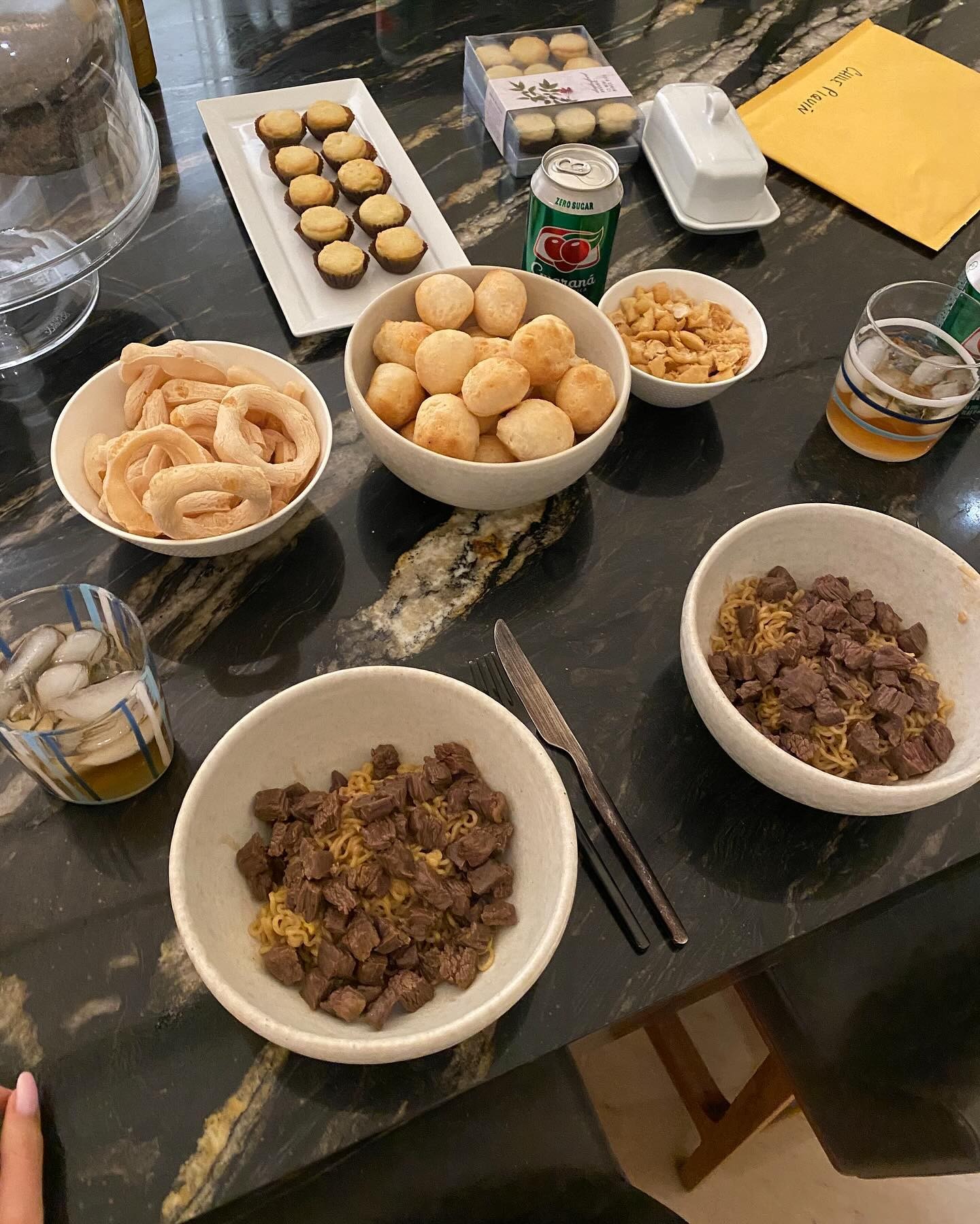 Cruz Beckham, filho de Victoria e David Beckham, passeia na orla do Rio ...