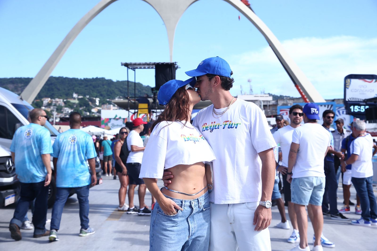 Aniversariante do dia, Lexa marca presença na apuração na Sapucaí ...