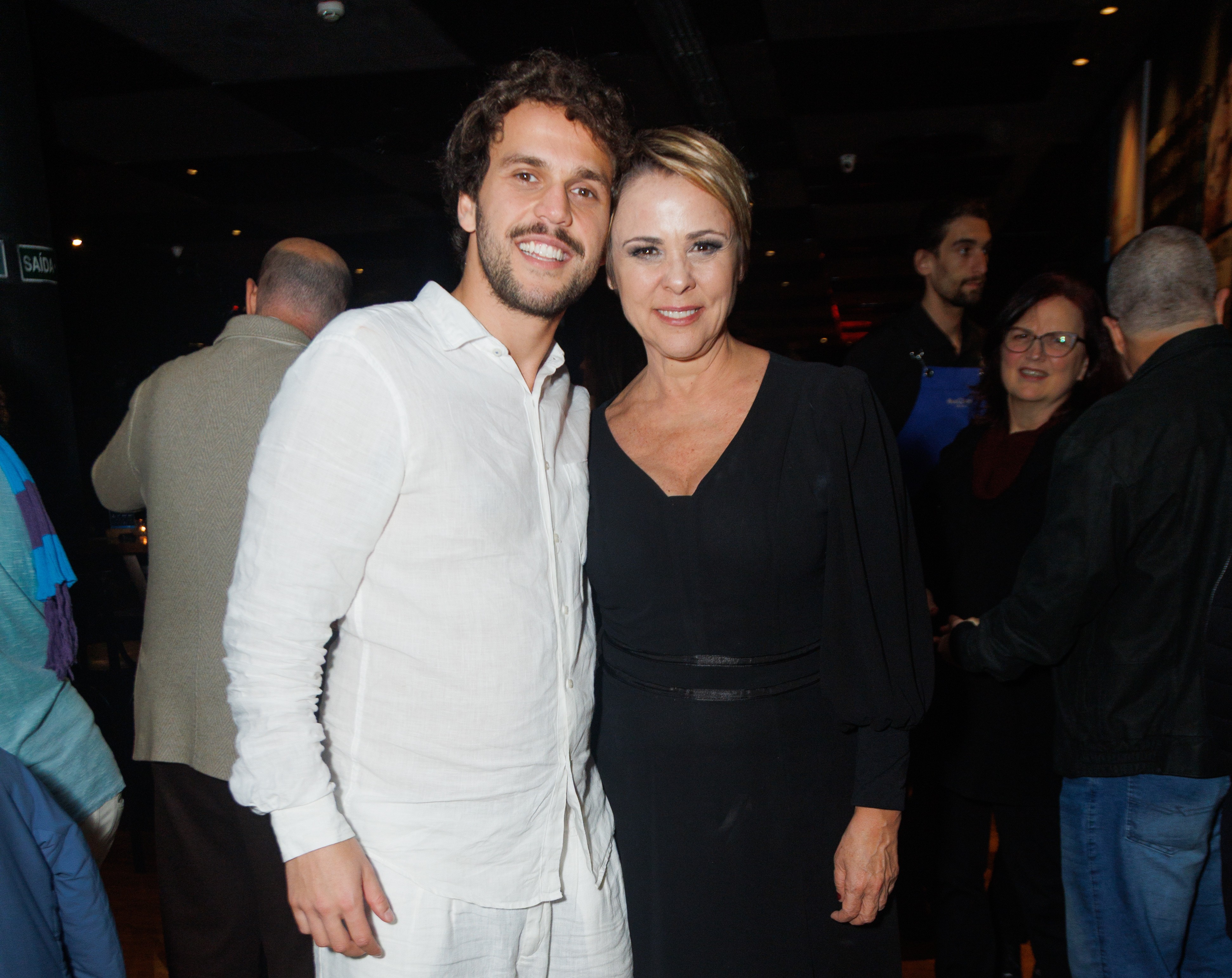 Giulia Gam solta a voz ao lado do filho Theo Bial em apresentação em ...