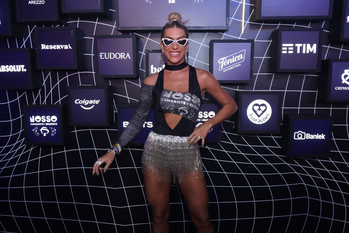 Lore Improta Aposta Em Microssaia Para Desfile Das Campeãs E Comemora