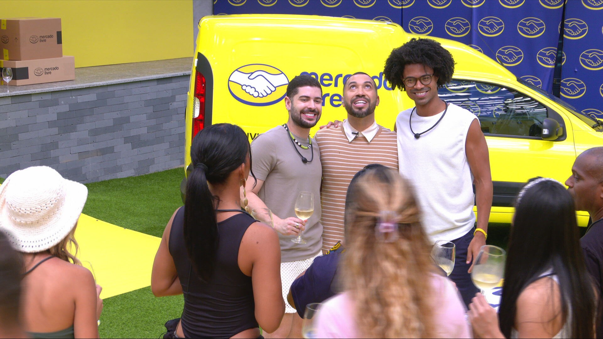 Gil do Vigor entra no BBB 26, tira foto com Breno e Marcelo, e brinca ...