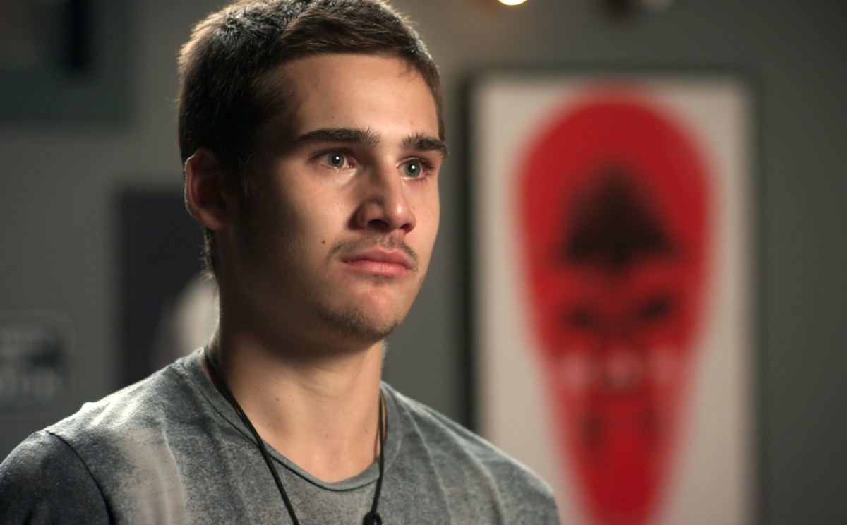 Zac descobre que a mãe esteve no Rio e não o procurou