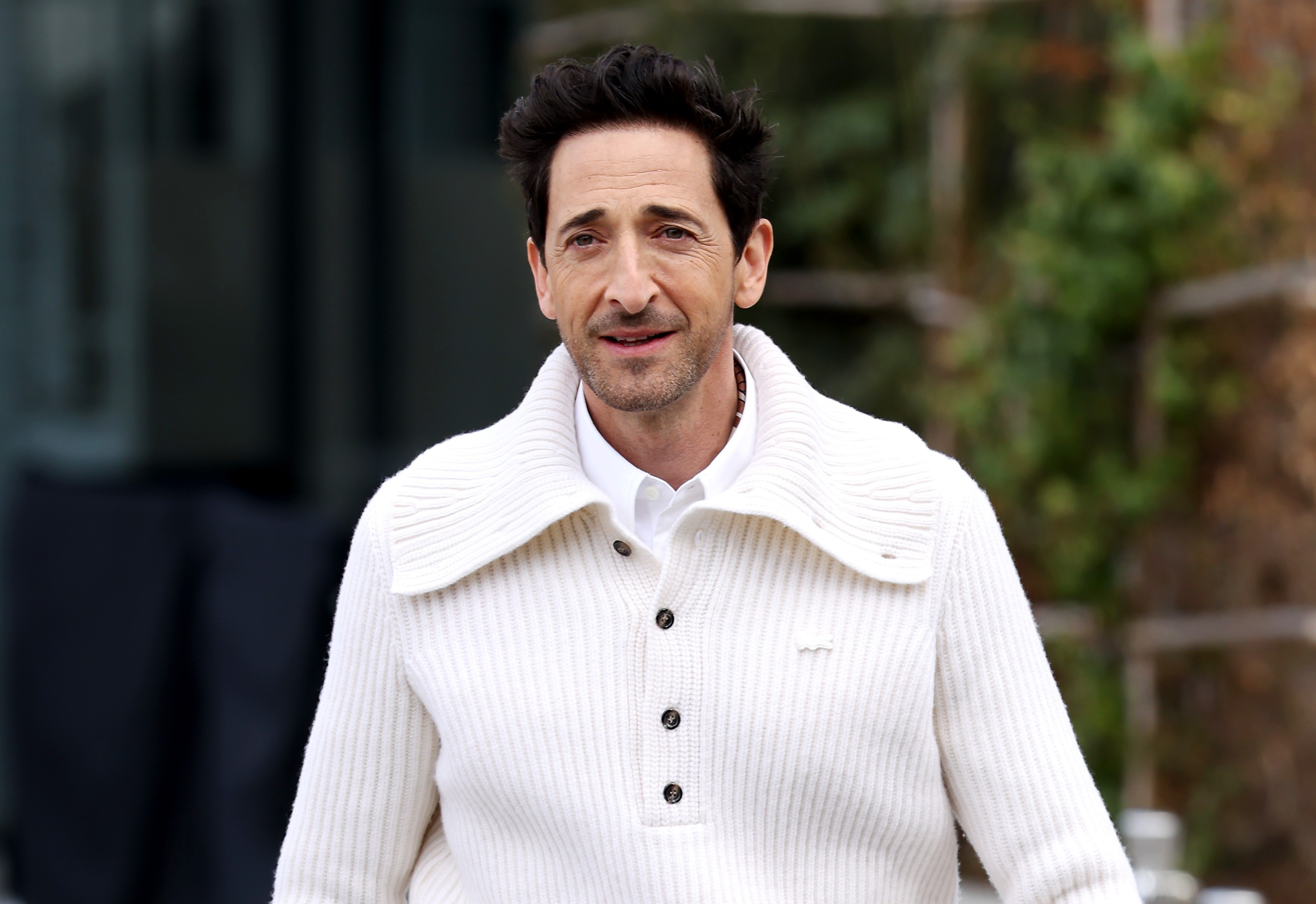 Após vencer e bater recorde no Oscar, Adrien Brody prestigia a Paris ...