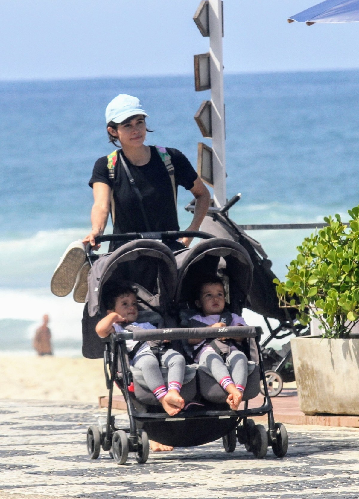 Nanda Costa e Lan Lahn aproveitam sol no Rio com as gêmeas Kim e Tiê na ...