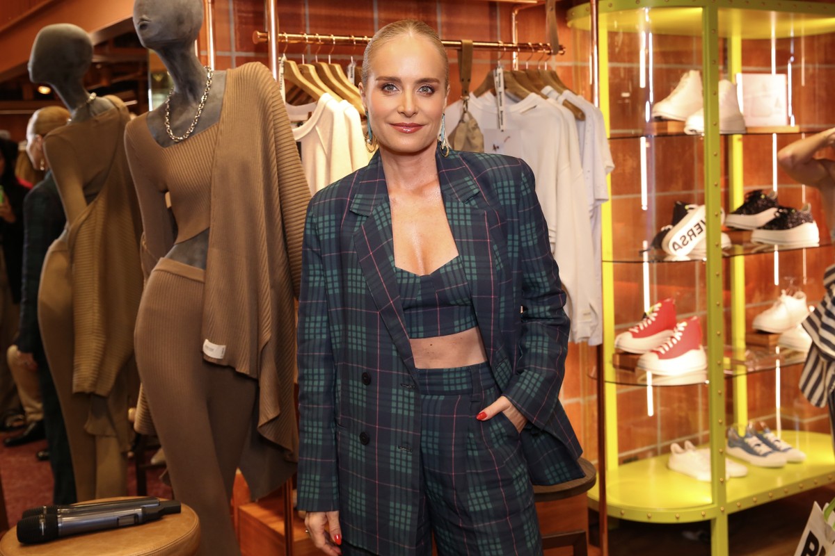 Angélica surge com top cropped em evento e deixa barriga sarada à ...