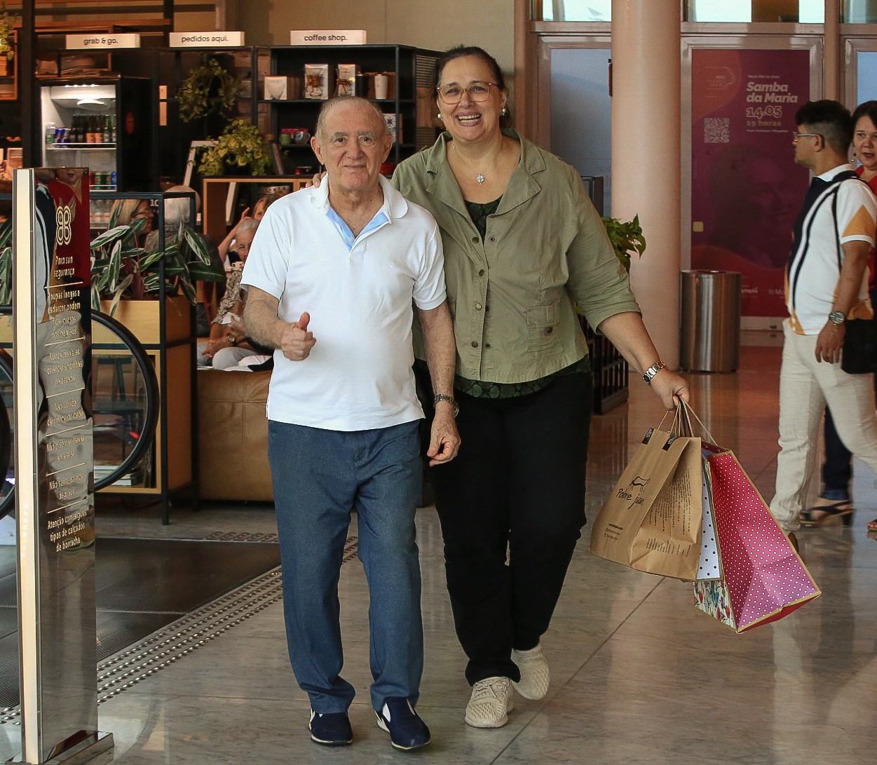 Renato Aragão passeia de mãos dadas com a esposa em shopping do Rio | Gshow