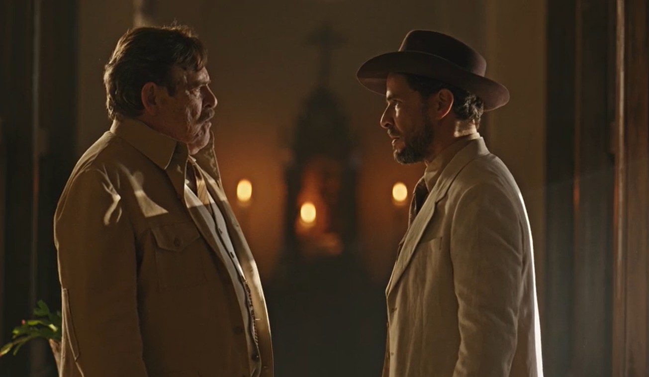 Em Guerreiros do Sol, Idálio desvia dinheiro do pai para sua conta | Gshow