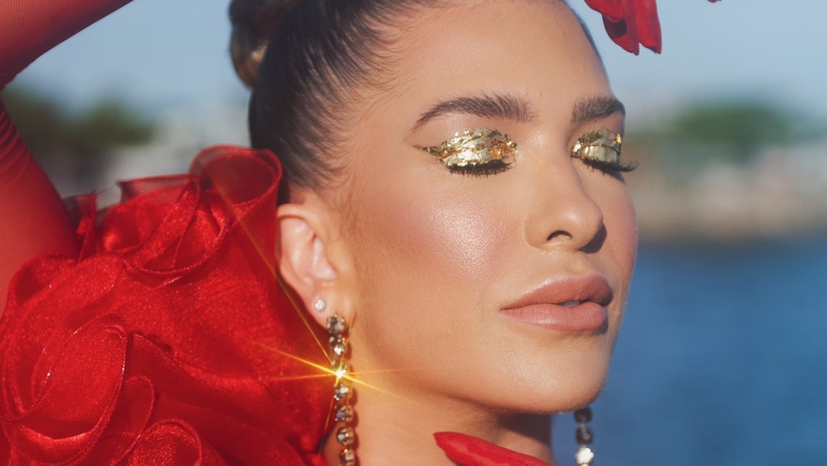 Lore Improta usa maquiagem com papel de ouro em ensaio da Viradouro ...