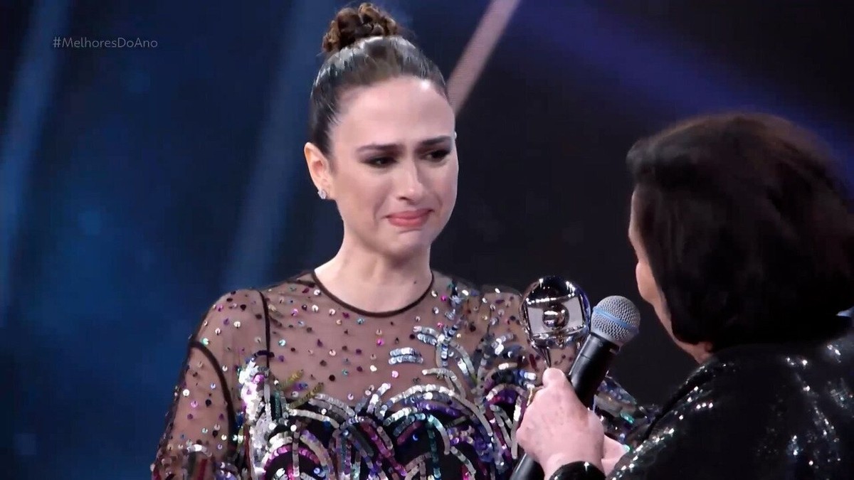 Tatá Werneck chora e doa troféu do Melhores do Ano para mãe de Paulo ...